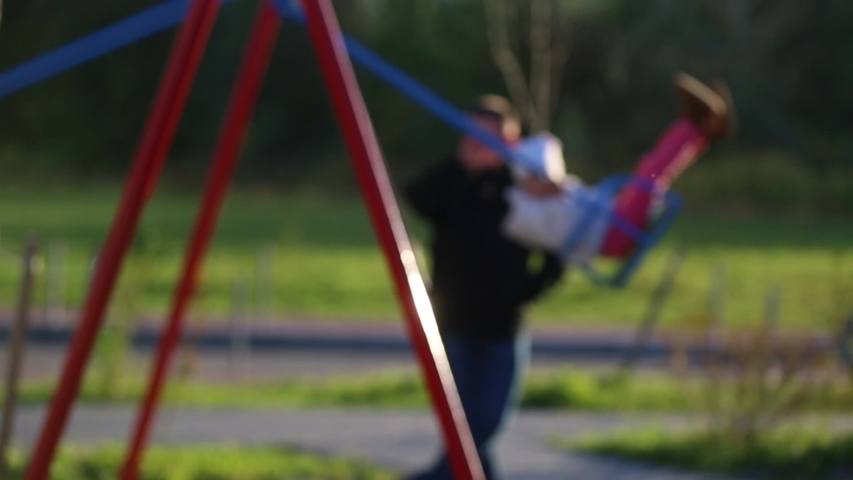 Vídeo stock de Father Pushing Swing of Young (100% livre de direitos ...