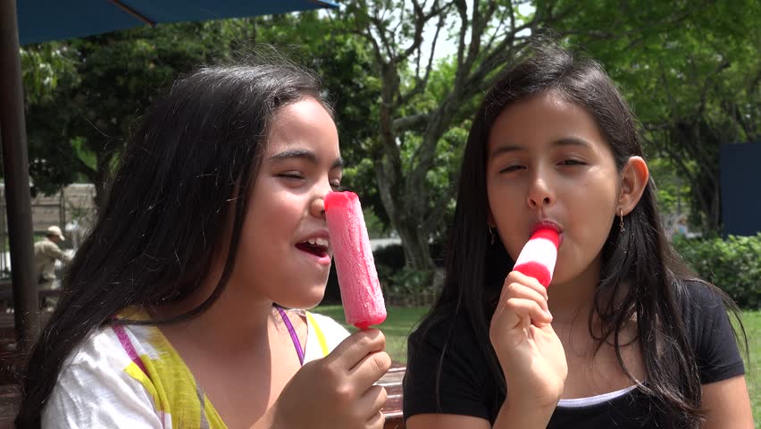 Young Girl Eating Popsicle Vídeo stock 13037960 | Shutterstock
