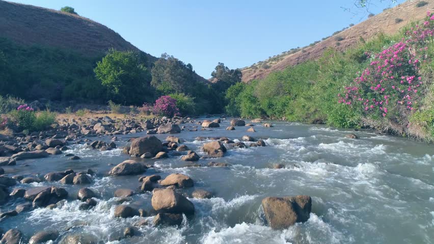 Water Flows In The Yarden River Videos de metraje en stock 27795442 ...