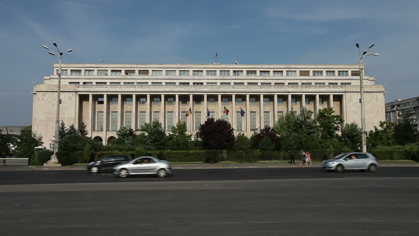 Vídeo stock de Romanian Government Building in Piata (100% livre de ...